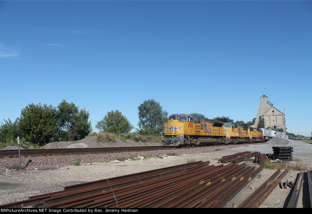 UP 8900 & others (1)